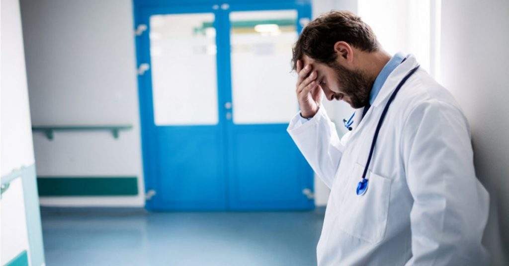 Malpraxis! Unui român i-au greşit implanturile şi acum are dinţi pe cap ...