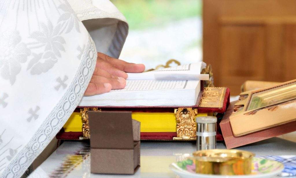 Puterea ortodoxiei! În timpul unui exorcism, posedatului i-au sărit ...