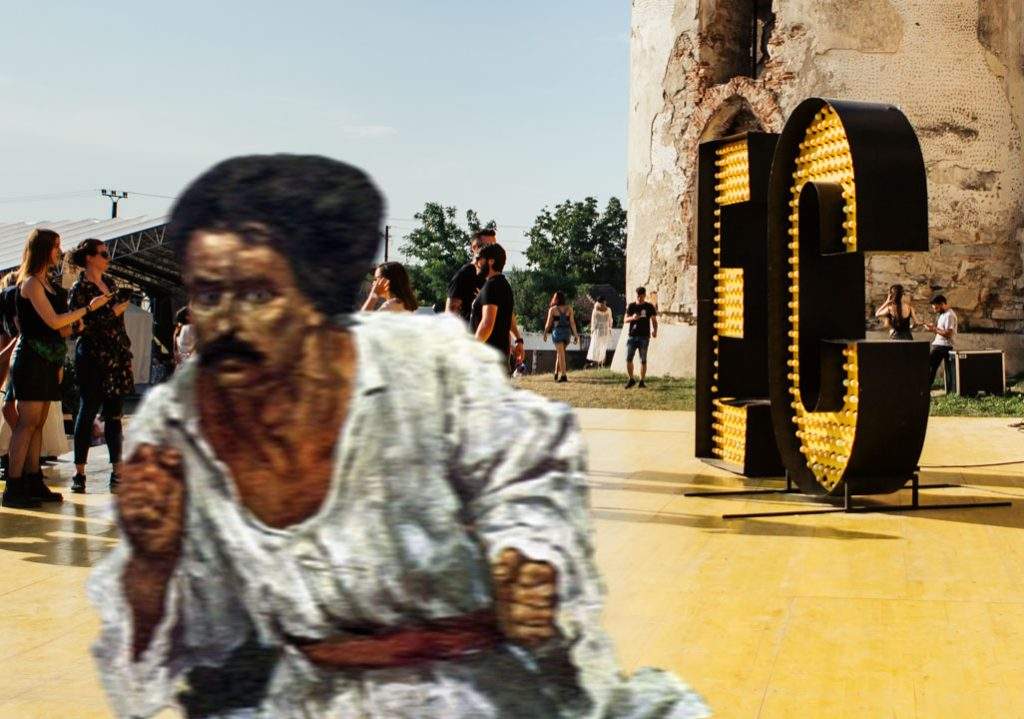 Hipster în ie, oprit când pleca de la Electric Castle. Contele Banffy ...