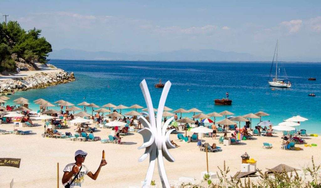 Ca acasă în Thasos! Românii au ridicat pe Marble Beach o copie a ...