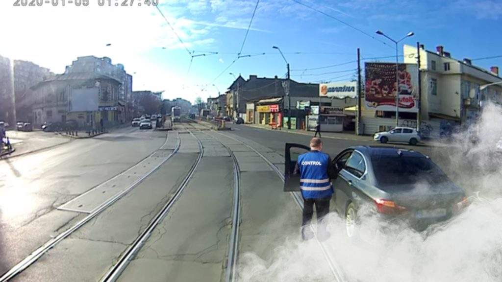 Dreptate! Cocalar în BMW care circula pe linia de tramvai, amendat de ...