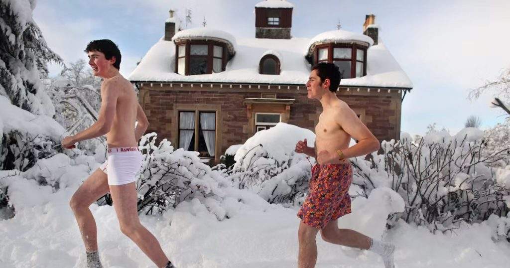 Tot mai mulți români în chiloți în zăpadă, că PSD și PNL le-au luat și ...