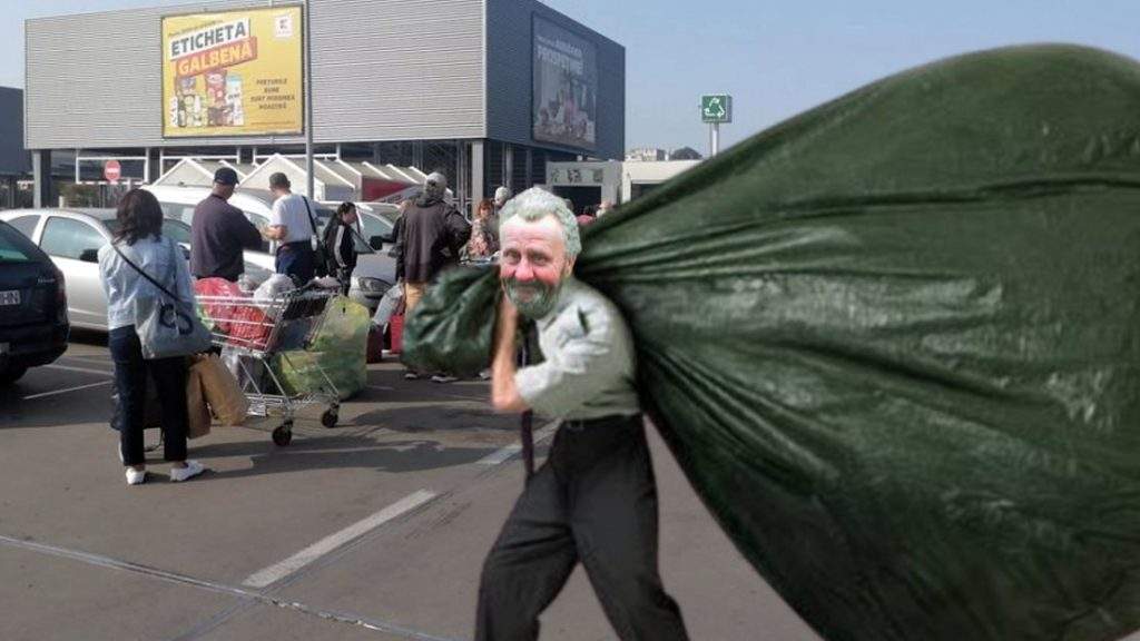 Nea Costel, culturist! A dus la reciclat un sac de sticle de 3 ori mai ...