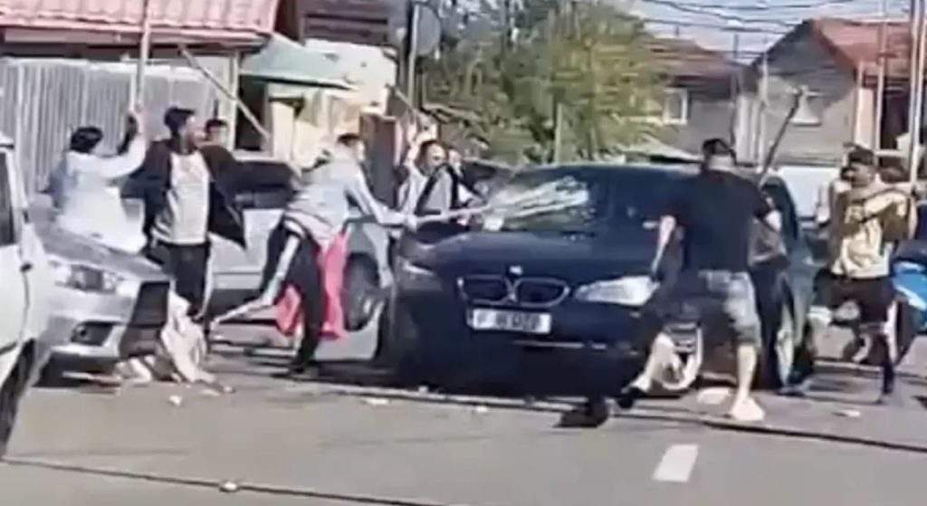 Se simte criza! Bătăile din Craiova se dau cu bâte, pentru că săbiile ...